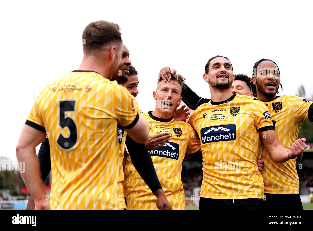 Sam Corne (Mitte) von Maidstone United feiert mit seinen Teamkollegen ...