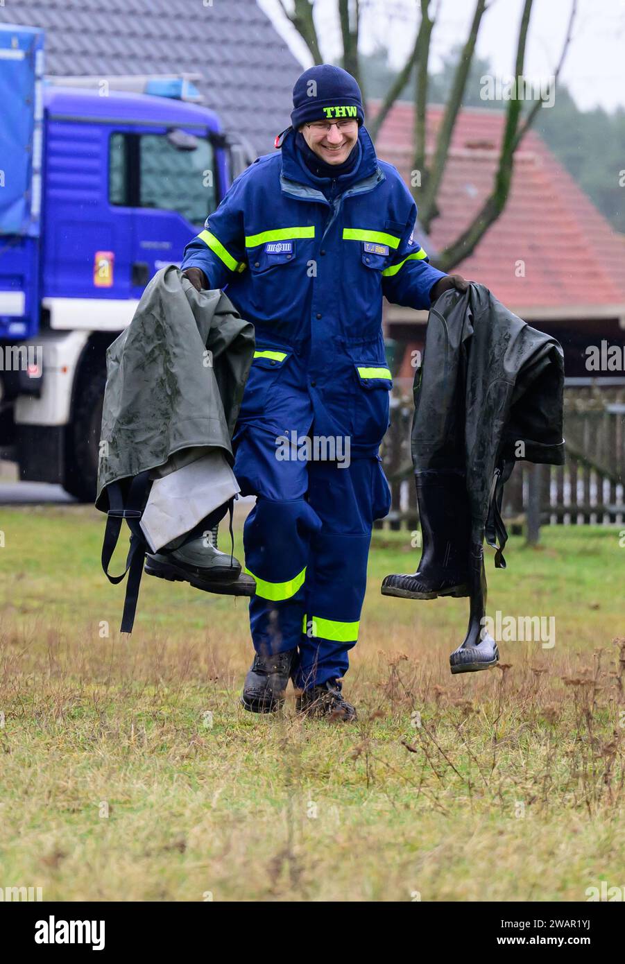 06. Januar 2024, Niedersachsen, Winsen (aller): Ein freiwilliger Helfer ...