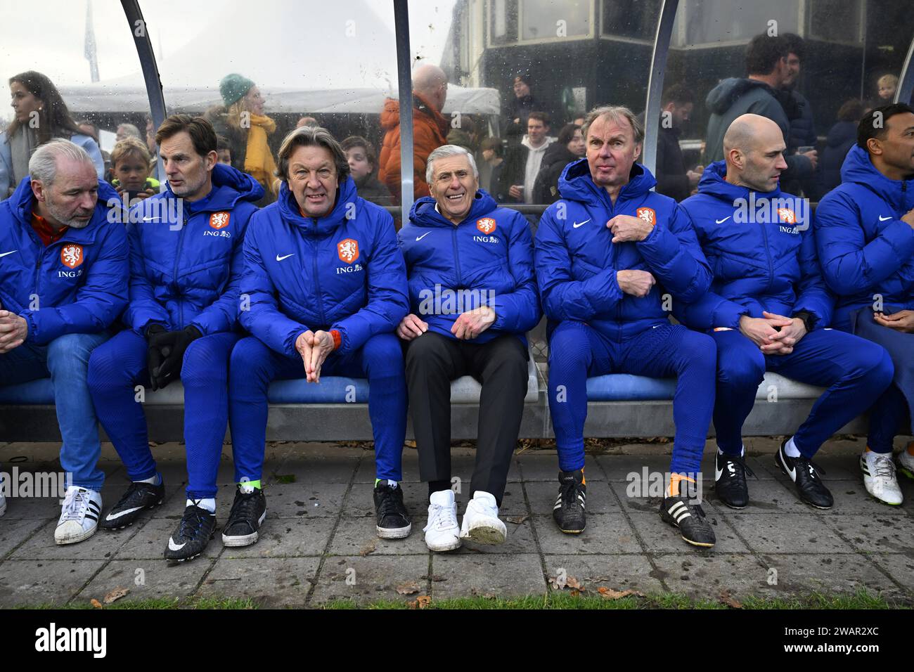 HAARLEM – die Reservebank mit Ronald de Boer und den Trainern Sjaak ...