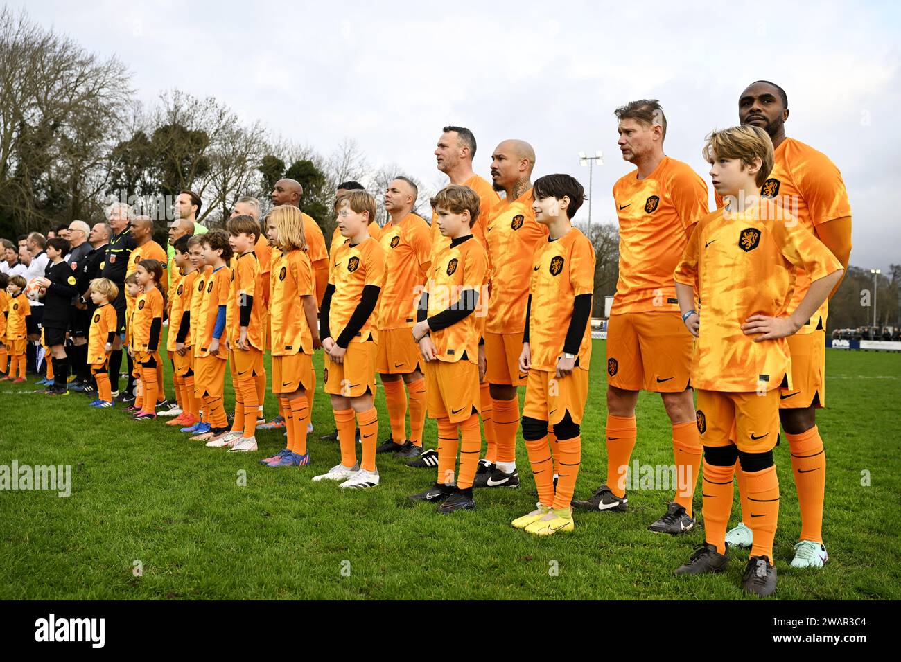 HAARLEM - die ehemaligen Nationalspieler während des traditionellen Neujahrsspiels mit ...