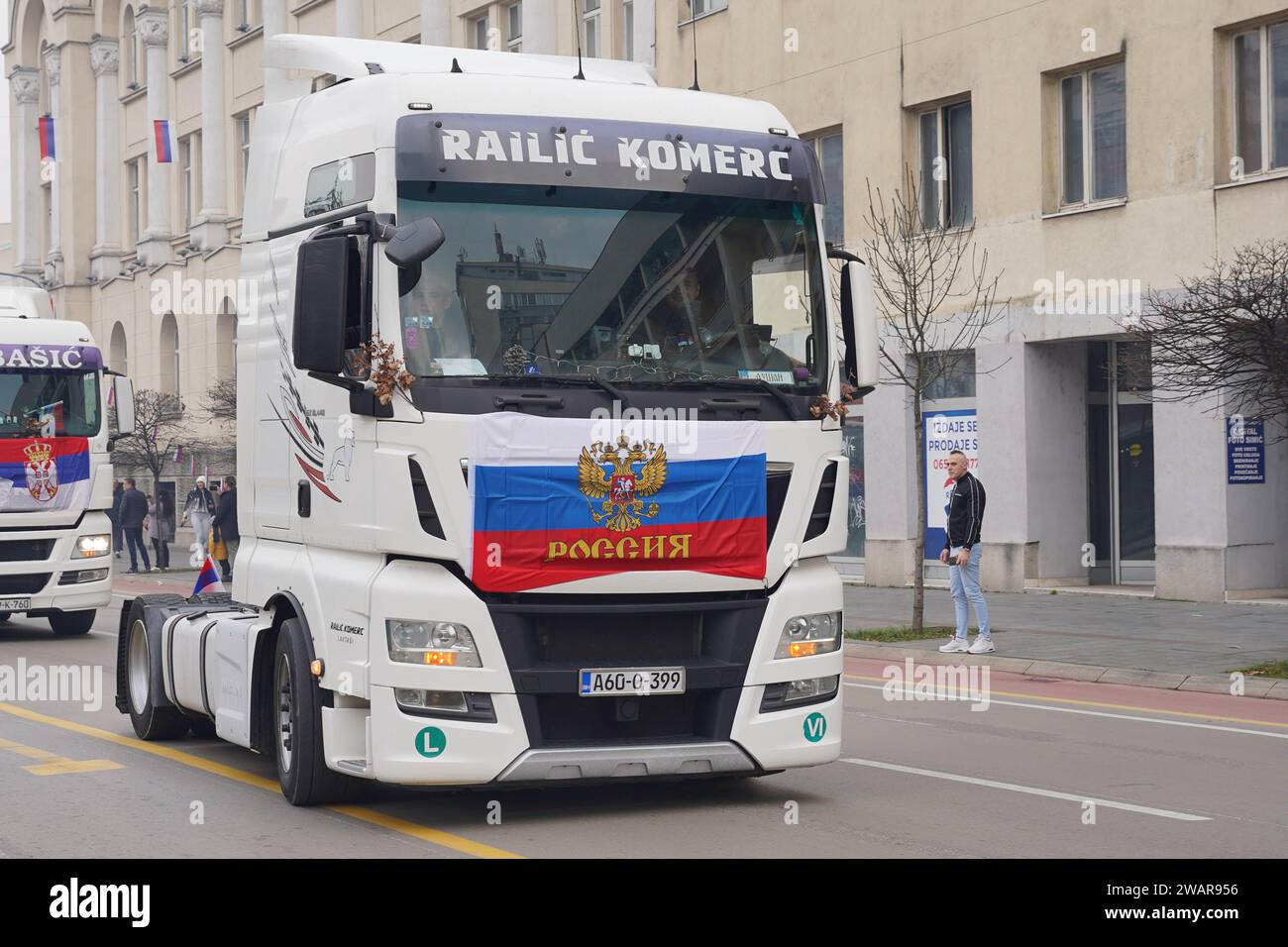 Mehr als 100 Lkw mit serbischer Flagge fuhren am 6. Januar 2024 ...
