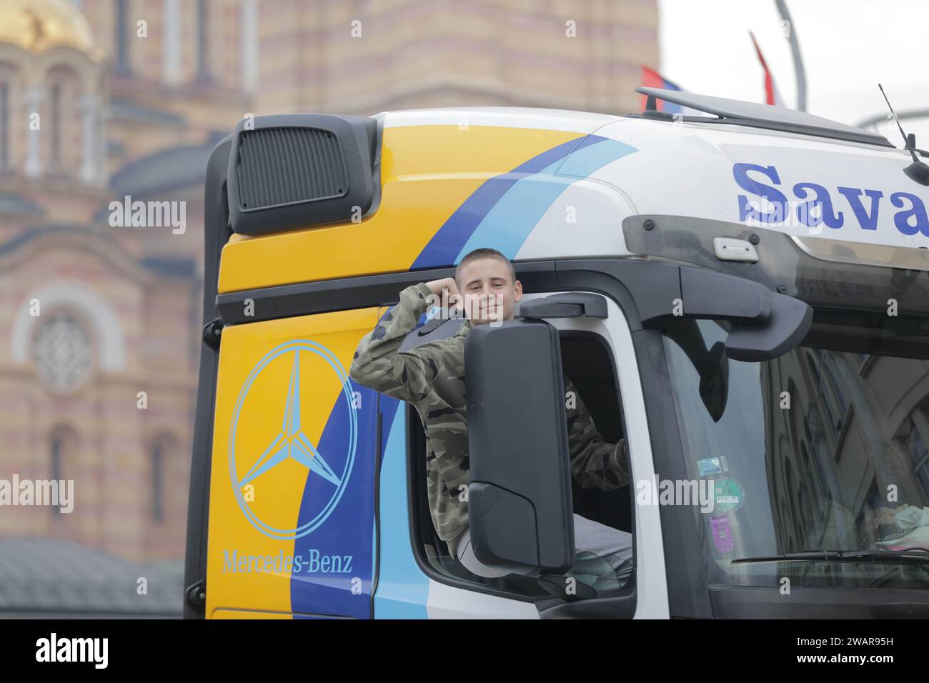 Mehr als 100 Lkw mit serbischer Flagge fuhren am 6. Januar 2024 ...