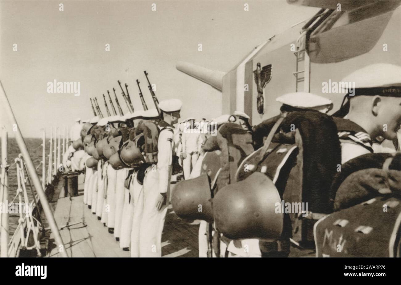 Deutsche Marines der Kriegsmarine werden auf Deck des Schlachtschiffs ...