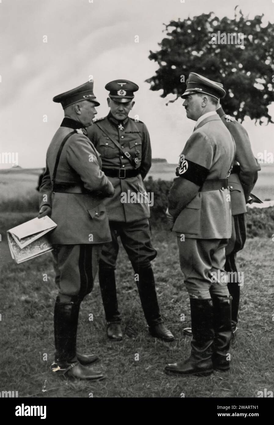 Adolf Hitler, zusammen mit Reichskriegsminister General Werner von ...