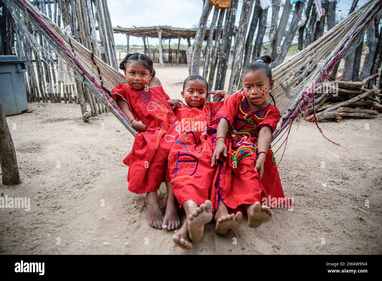 Niños jugando en la playa en dibujos -Fotos und -Bildmaterial in hoher Auflösung – Alamy