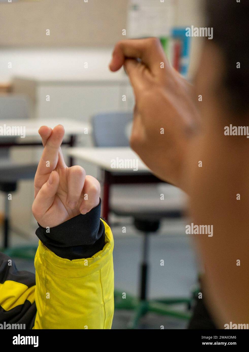 Wiesbaden, Deutschland. Dezember 2023. Schüler lernen Gebärdensprache ...