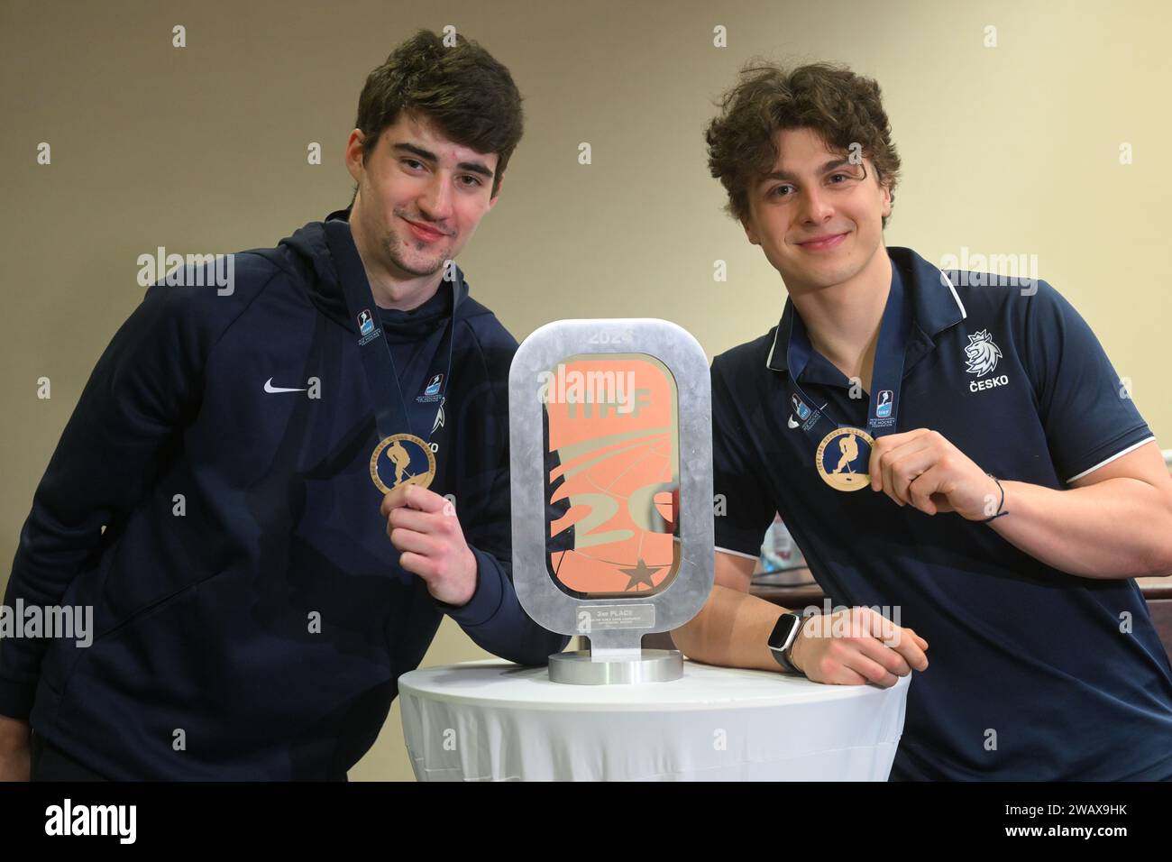Prag, Tschechische Republik. Januar 2024. Matyas Sapovaliv, links, und ...