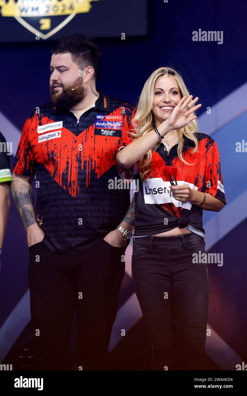 Dartspieler Michael Smith / Bully Boy und Moderatorin Andrea Kaiser bei ...