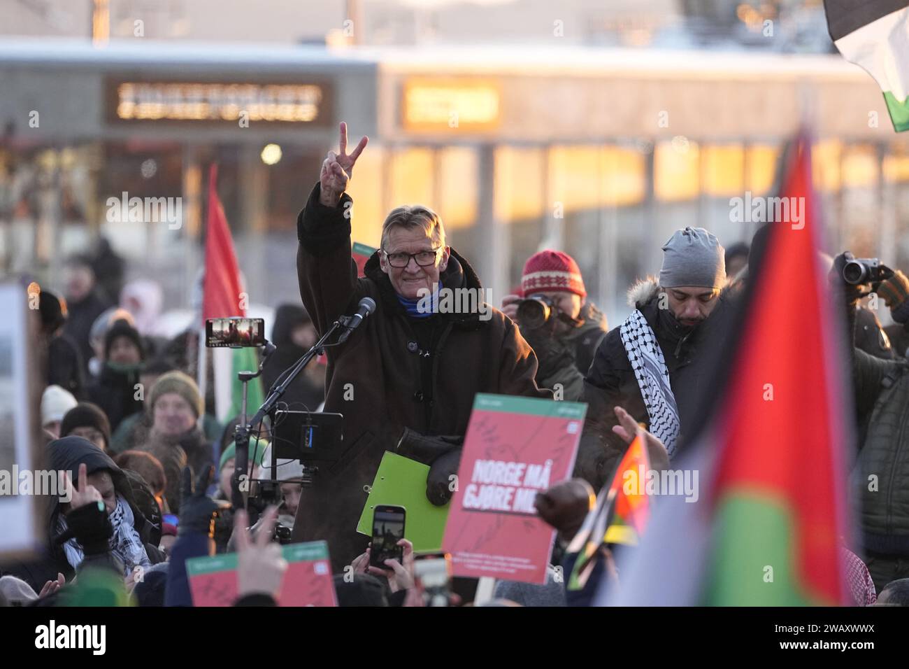 Oslo 20240107.Doktor Mads Gilbert hält einen Appell vor dem ...