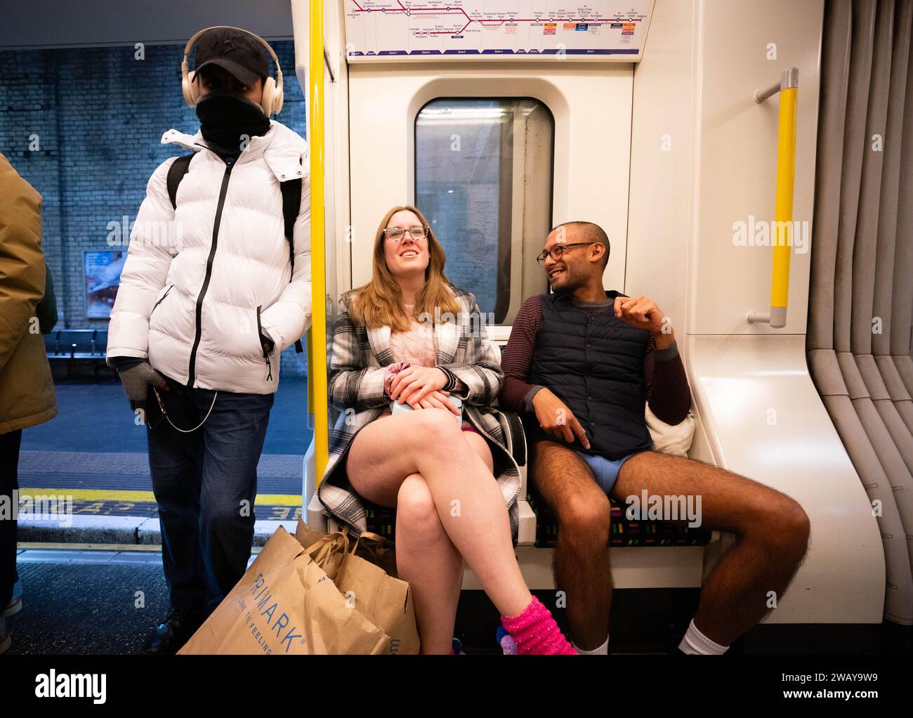 Personen, die mit einer Circle Line U-Bahn fahren, während sie an der jährlichen No Housers Tube ...