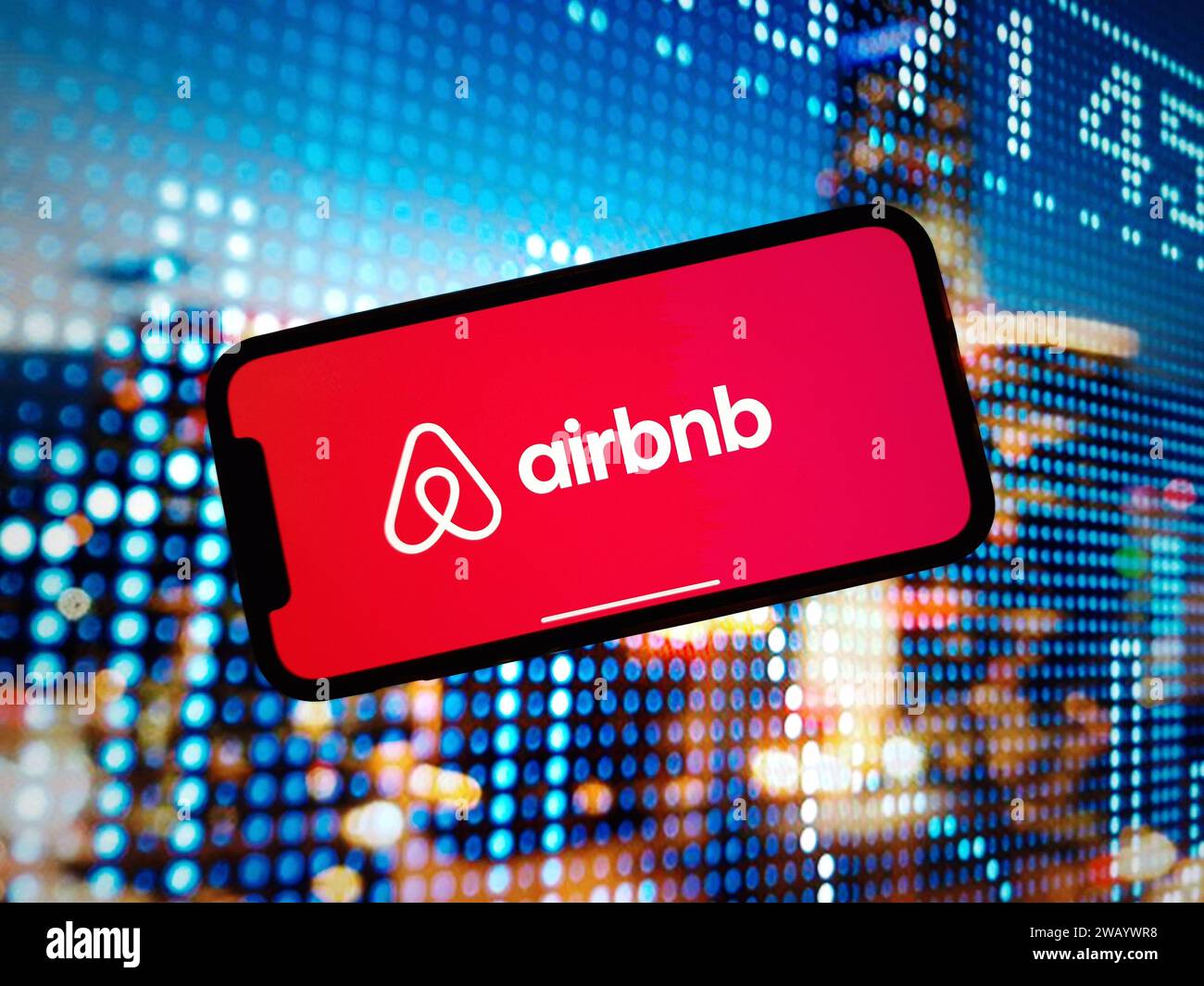 Konskie, Polen - 07. Januar 2024: Das Logo des Unternehmens Airbnb wird ...