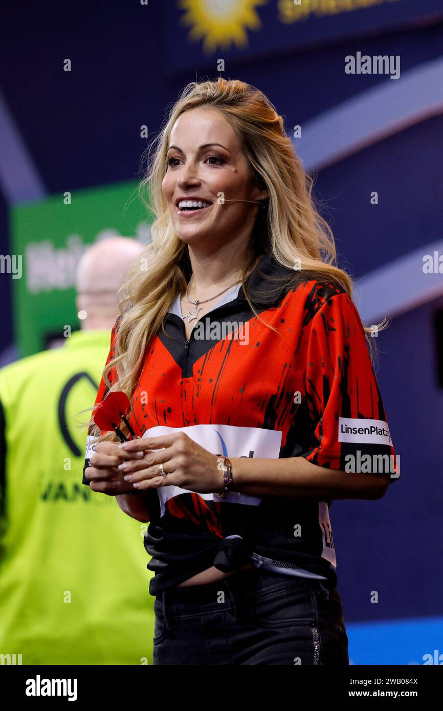 Moderatorin Andrea Kaiser bei der Pro7 Promi Darts WM 2024 übertragen ...