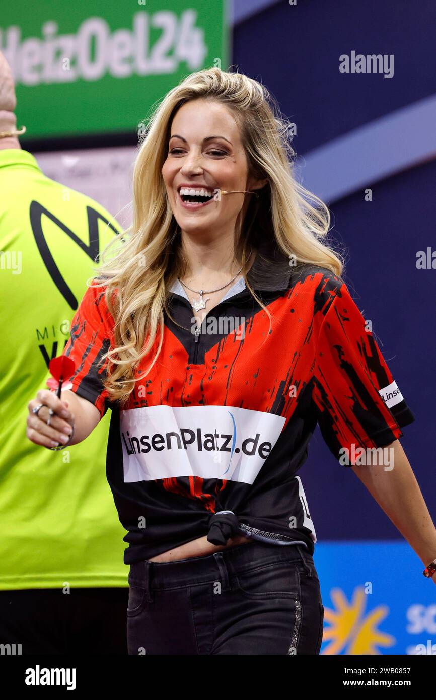 Moderatorin Andrea Kaiser bei der Pro7 Promi Darts WM 2024 übertragen ...