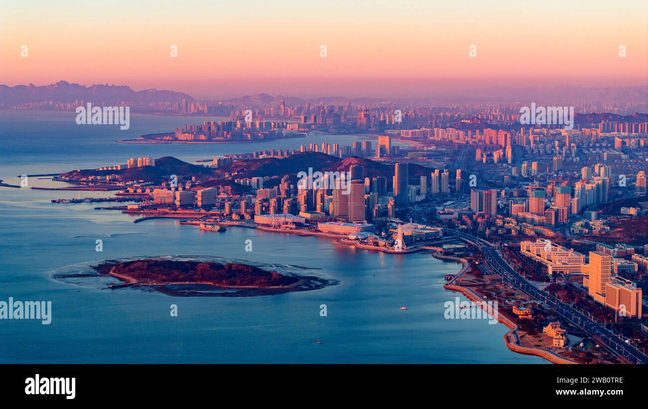 QINGDAO, CHINA - 7. JANUAR 2024 - Wolkenkratzer werden am 7. Januar ...
