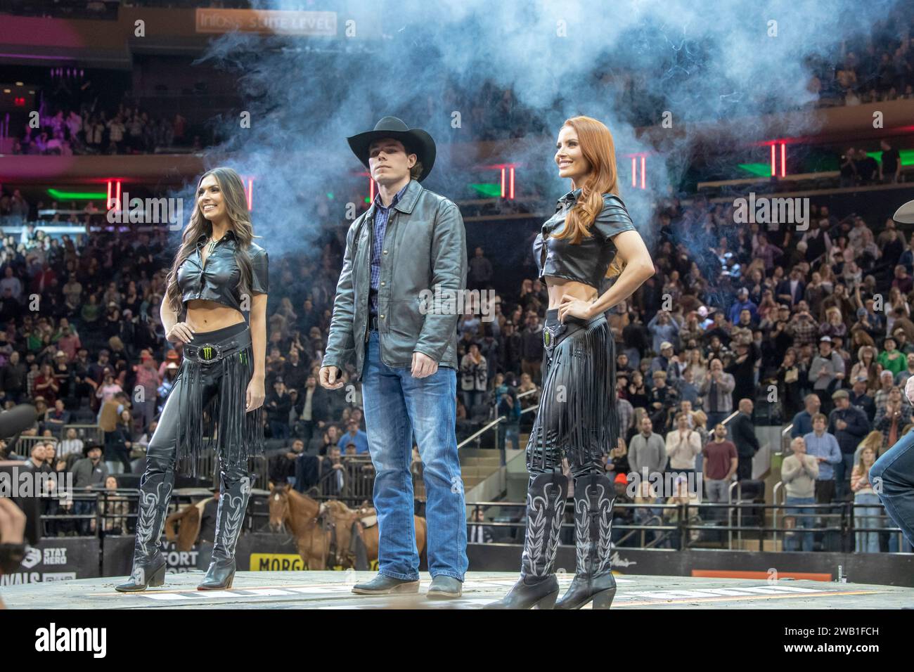 NEW YORK, NEW YORK – 06. JANUAR: Conner Halverson (C), an der Spitze ...