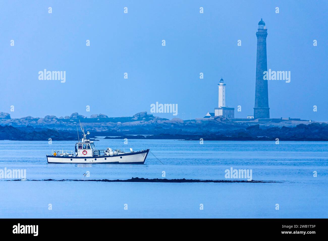 Blick von der Mündung des ab Wrach zum Leuchtturm Phare de l'Ile Vierge ...