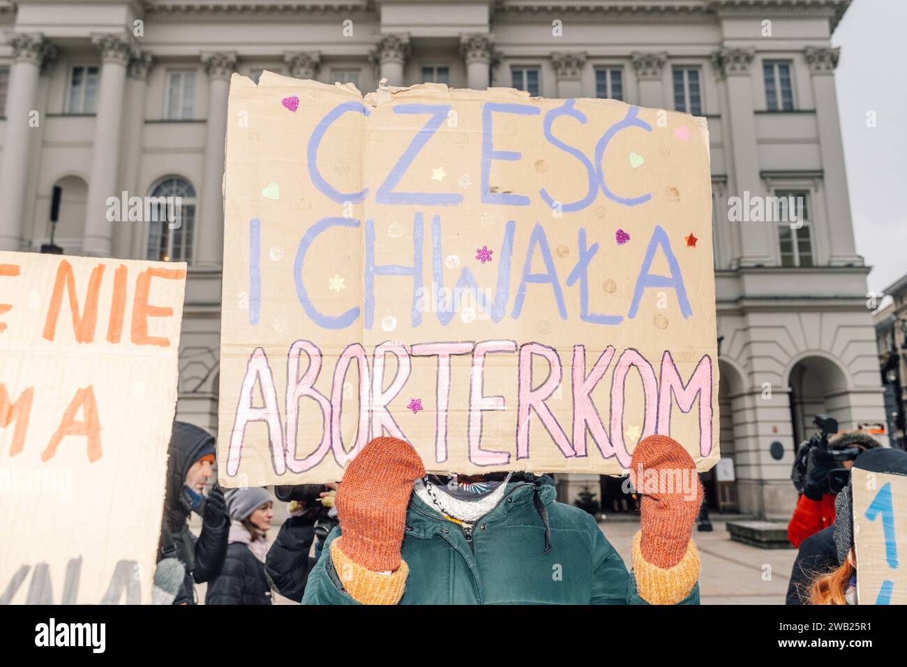 Eine Demonstrantin hält ein Schild mit Ehre und Ruhm für die Abtreibungsistin, als sie am 7 ...