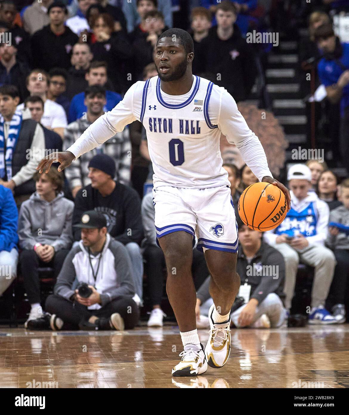 Seton Hall Pirates Guard Dylan Addae-Wusu (0) bringt den Ball gegen die ...