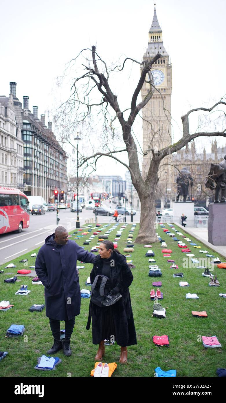 Yemi Hughes, die Kleidung ihres Sohnes Andre Aderemi in der Hand hielt ...