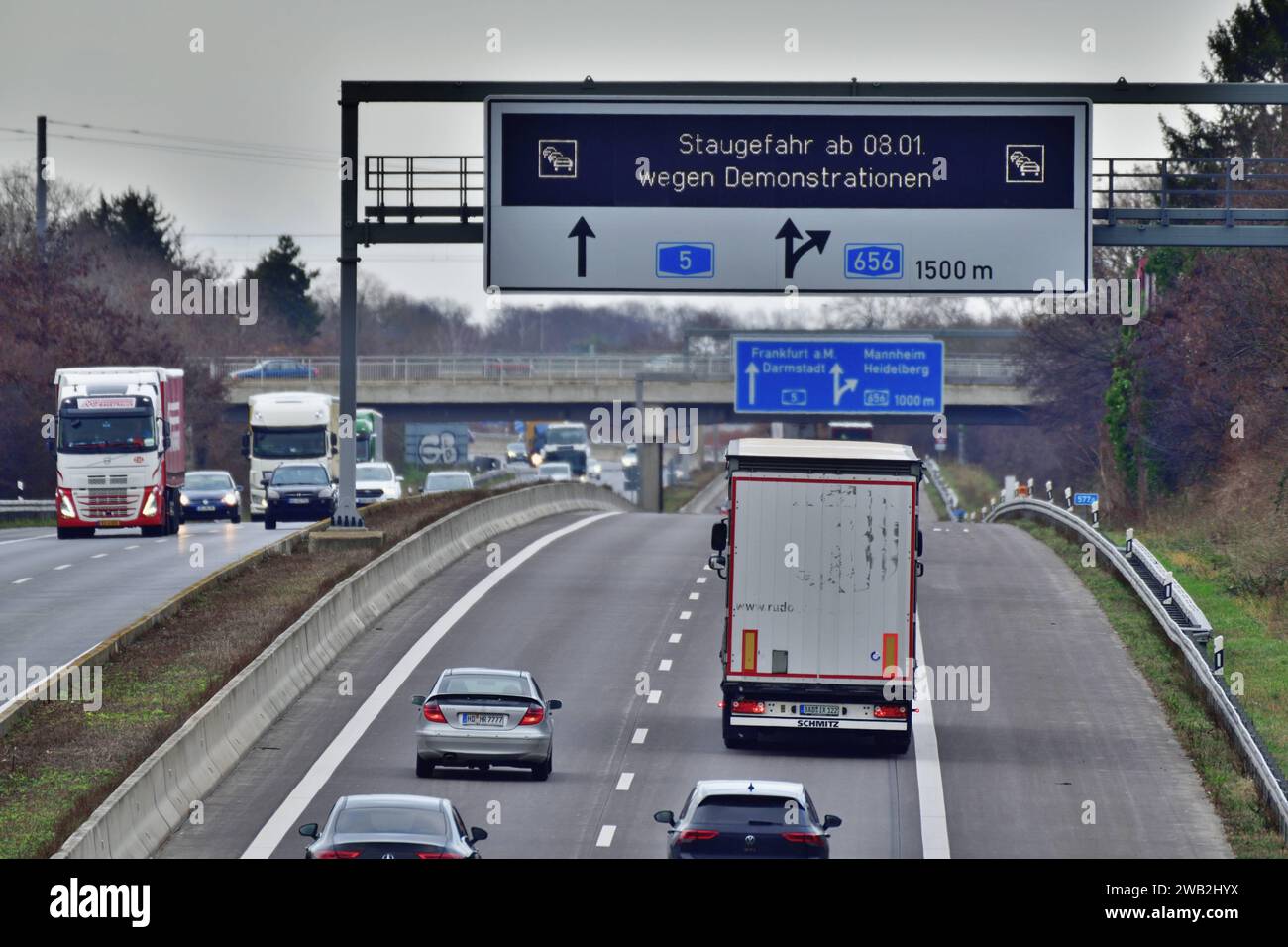 8.1.2024 Warnung vor Stau auf Schilderbrücken auf den Autobahnen werden Verkehrsteilnehmer vor ...