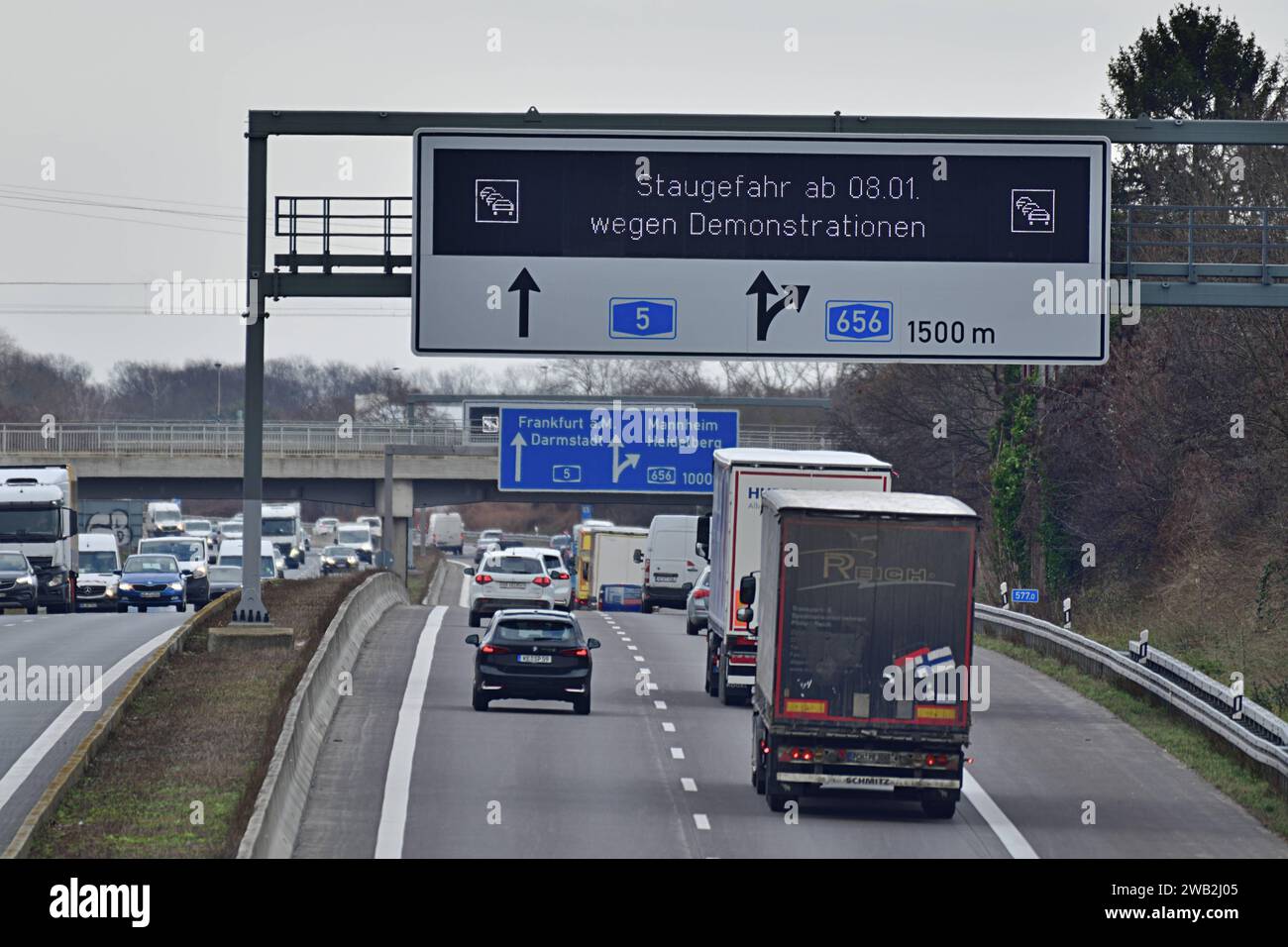 8.1.2024 Warnung vor Stau auf Schilderbrücken auf den Autobahnen werden Verkehrsteilnehmer vor ...