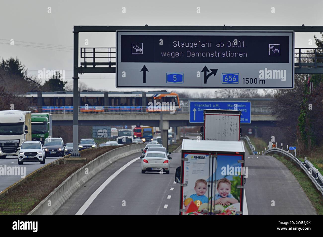 8.1.2024 Warnung vor Stau auf Schilderbrücken auf den Autobahnen werden Verkehrsteilnehmer vor ...