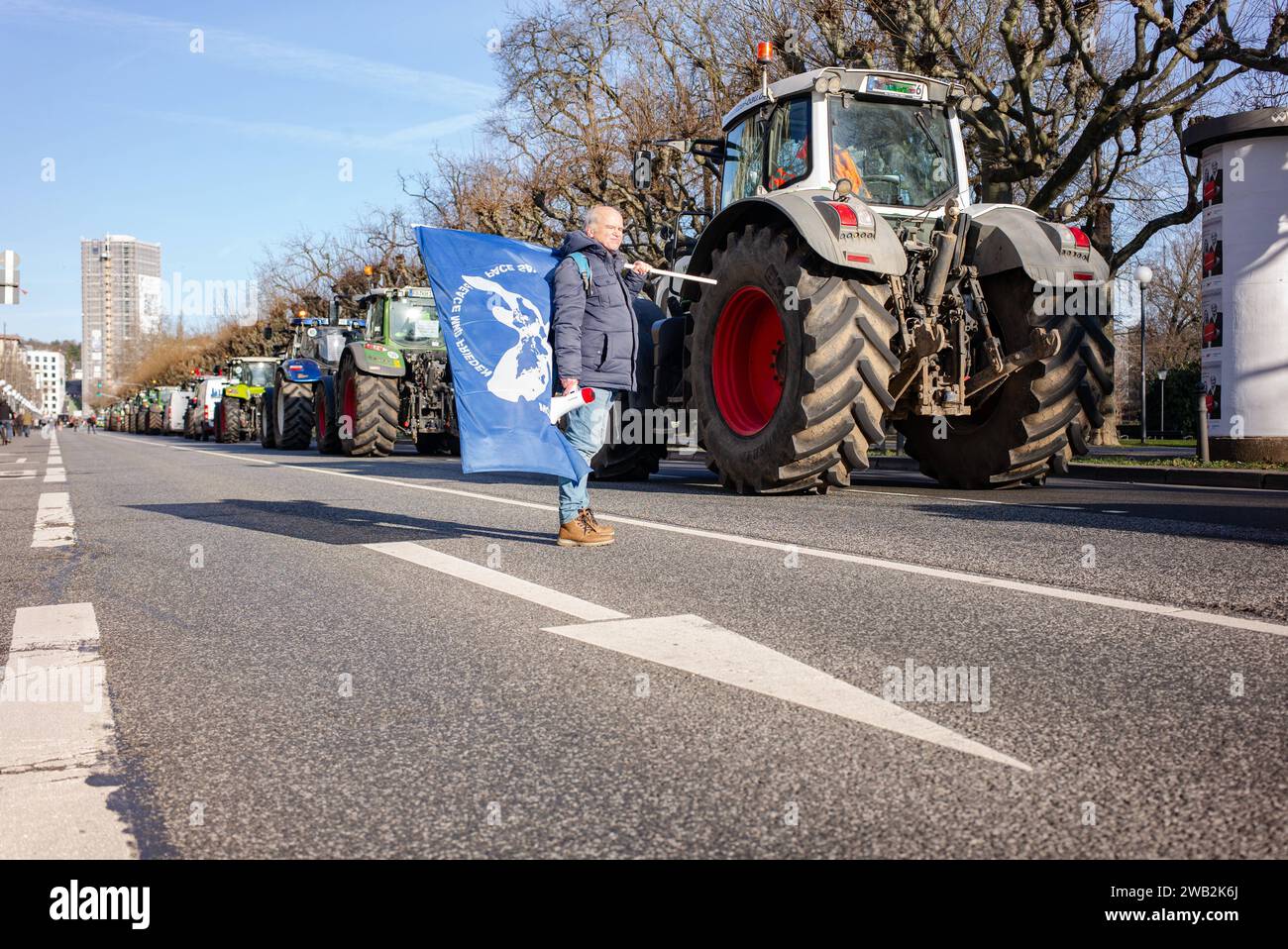 Ein Demonstrant trägt eine Friedensfahne bei einer Traktordemo in ...