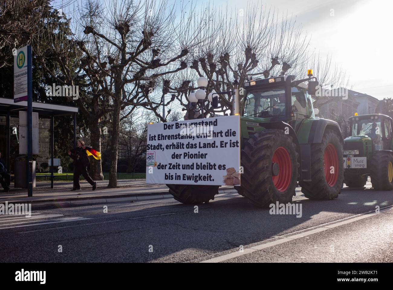 Bauern protestieren in Form einer Traktordemo in Wiesbaden ...