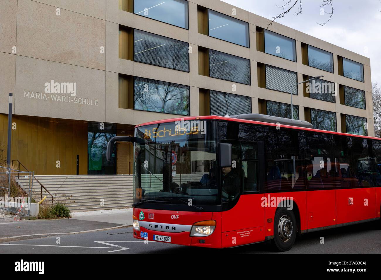 Bauernproteste am 08.01.24 in Nürnberg Schulbus des OVF vor der Maria ...