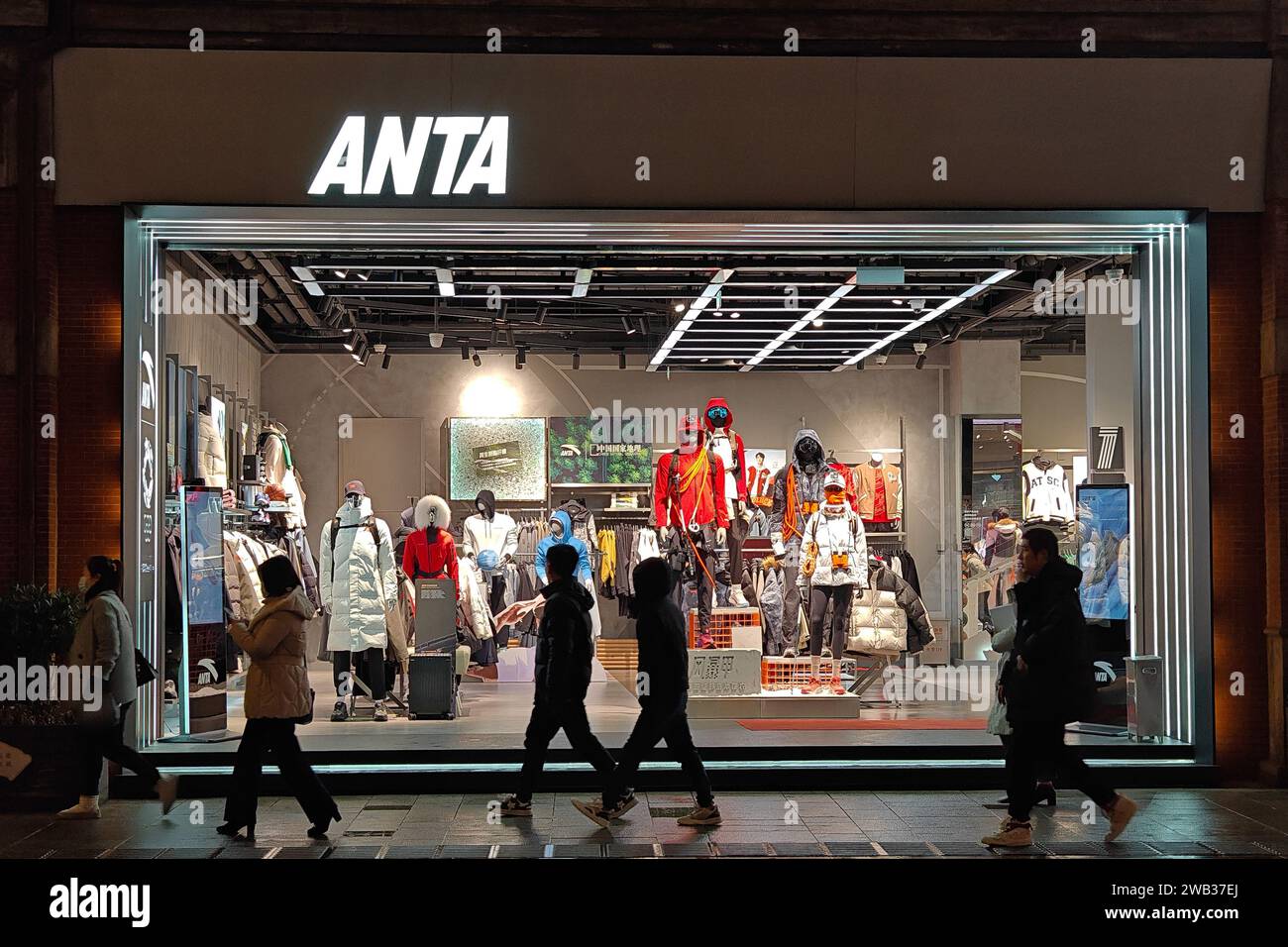 Kunden passieren am 8. Januar 2024 ein ANTA-Geschäft in der ...