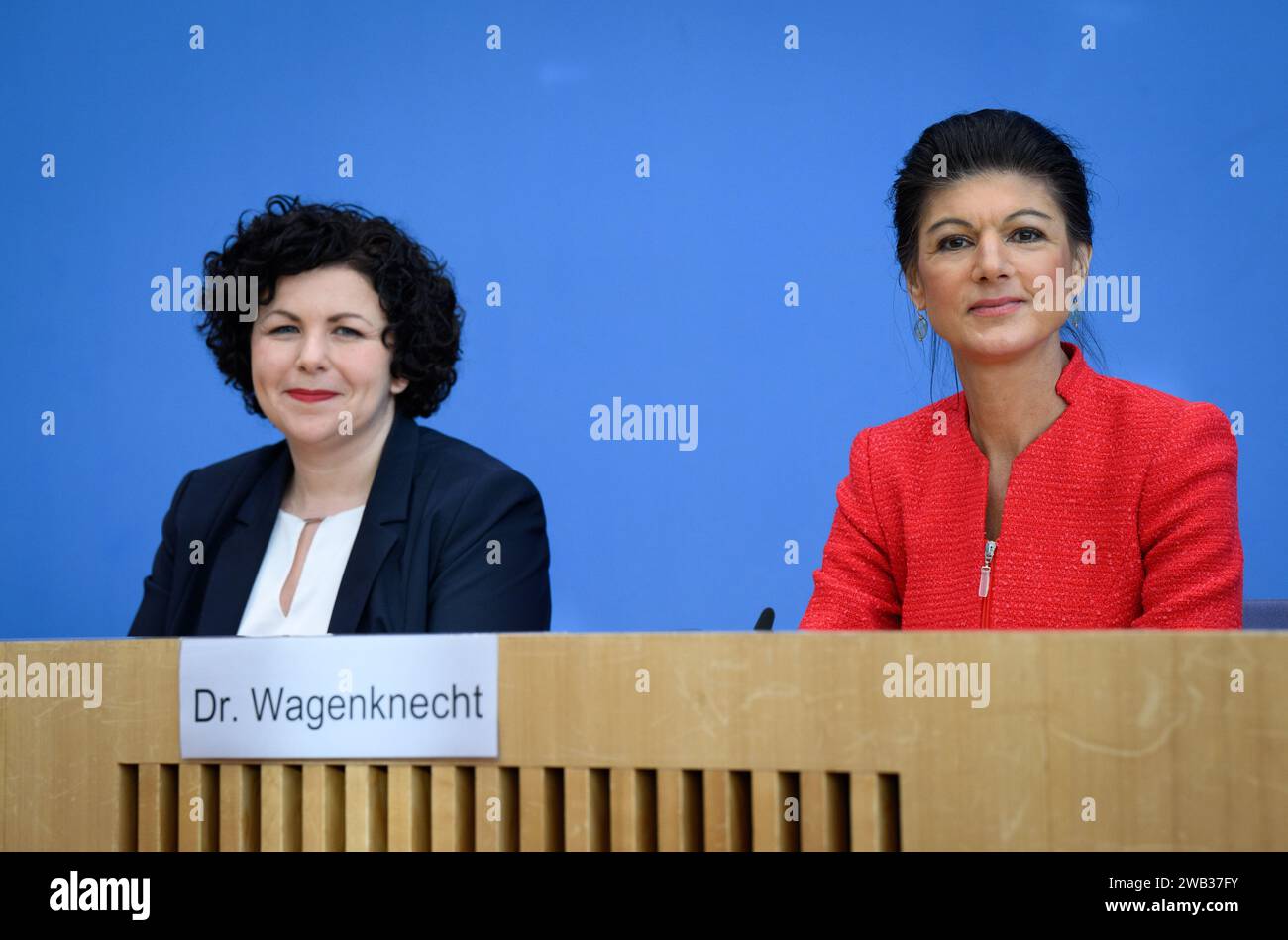 Berlin, Deutschland. Januar 2024. Sahra Wagenknecht (r) und Amira Mohamed Ali (l) sitzen beim ...