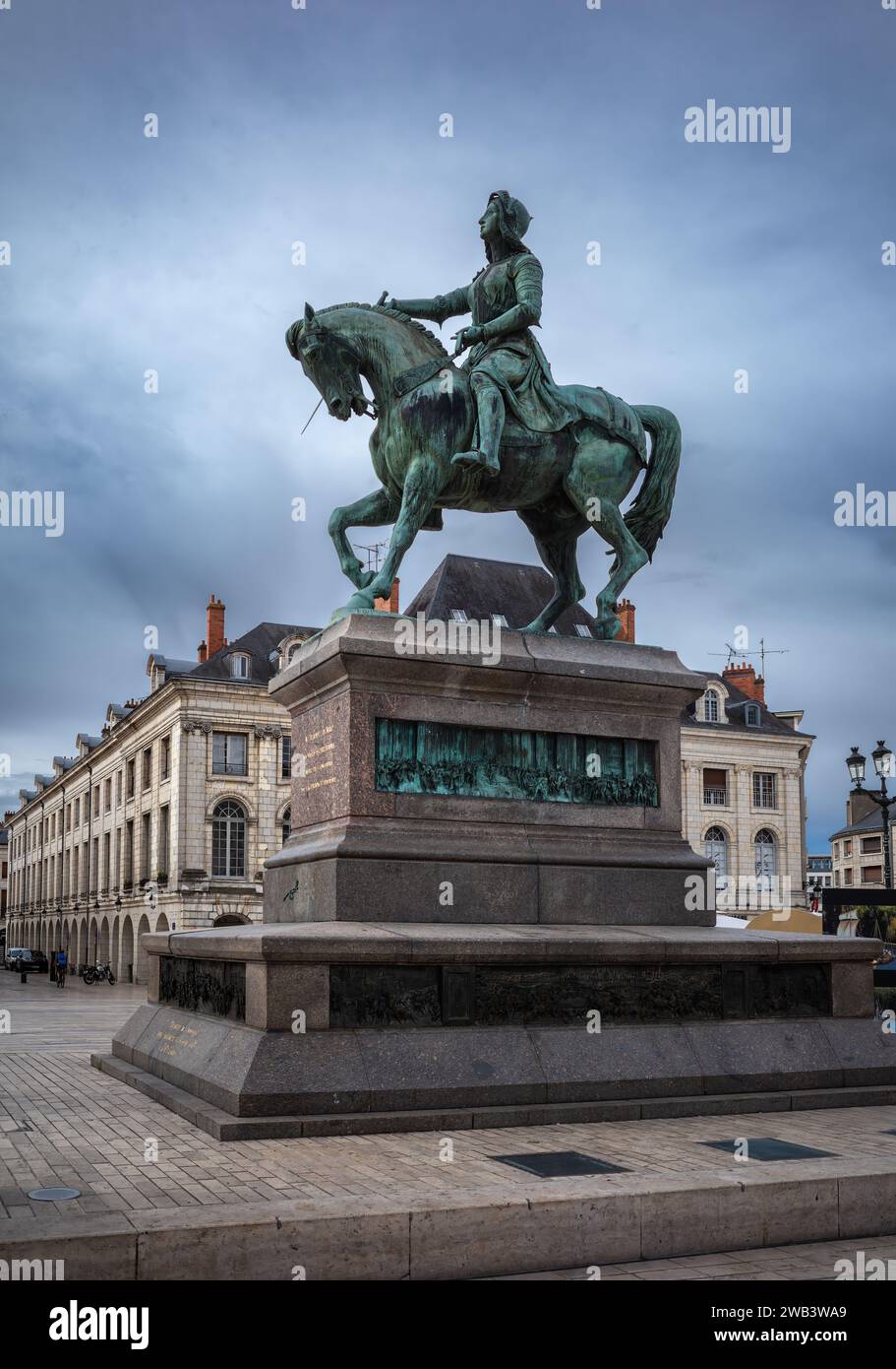 Orleans, Frankreich - 10. August 2023: Reiterstatue der heiligen ...
