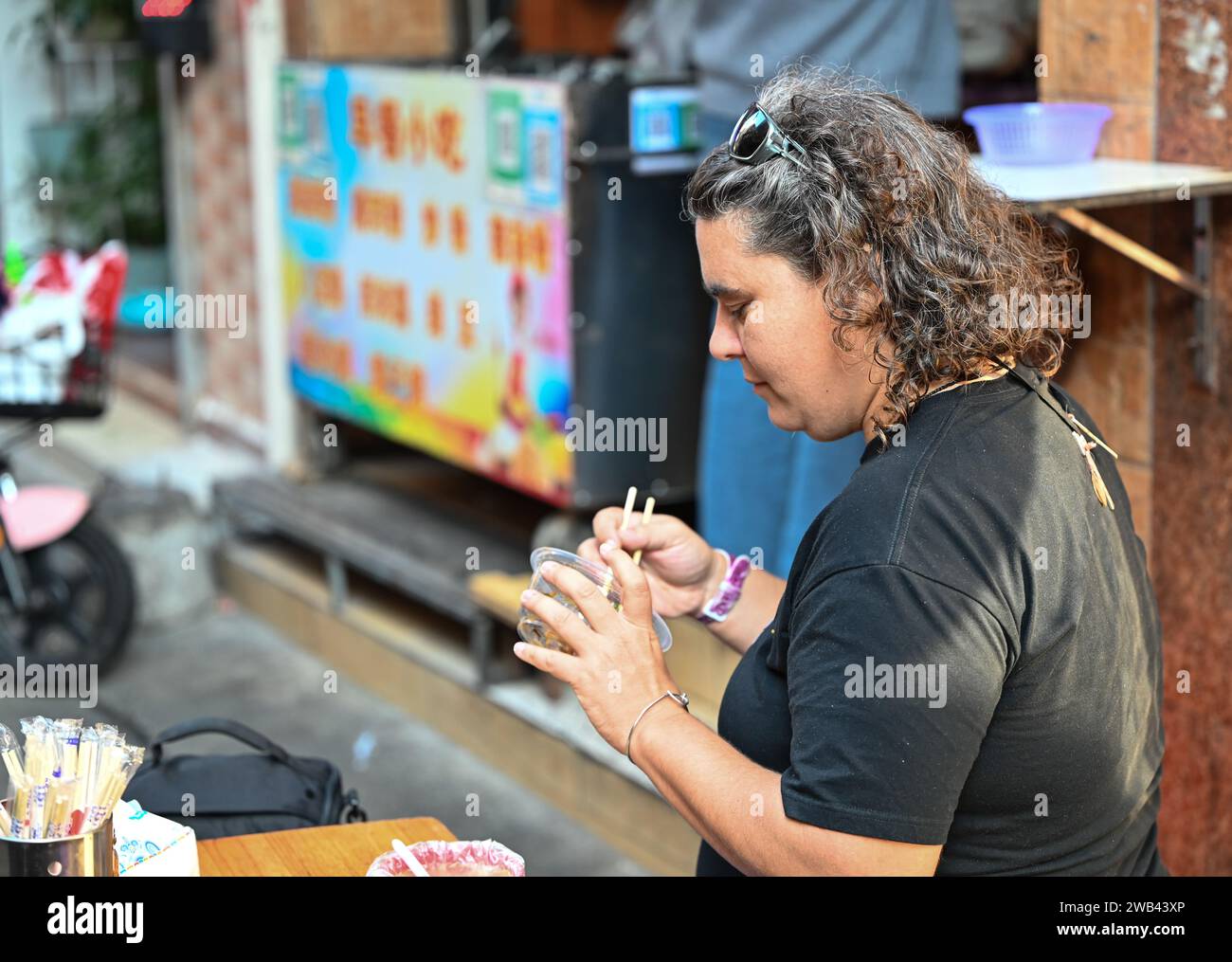 (240108) -- HAIKOU, 8. Januar 2024 (Xinhua) -- Marian Deborah Rosenberg ...