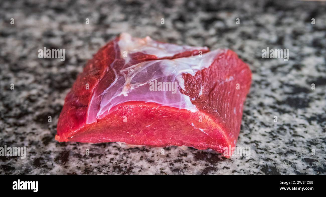 Frisches rotes Fleisch auf einem Marmorstein. Rotes Fleisch ist eine ... Frisches rotes Fleisch auf einem Marmorstein. Rotes Fleisch ist eine ...