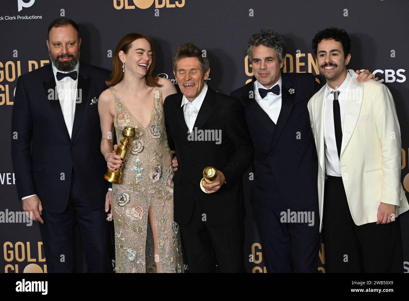 Yorgos Lanthimos, Emma Stone, Willem Dafoe, Mark Ruffalo und Ramy Youssef mit den Preisen für ...
