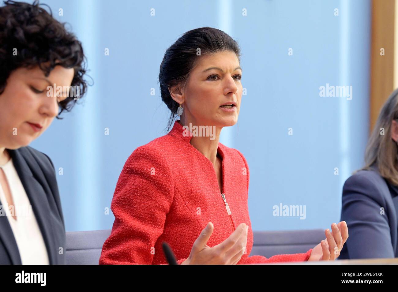 Amira Mohamed Ali und Sahra Wagenknecht bei der Bundespressekonferenz zur Gründung der Partei ...