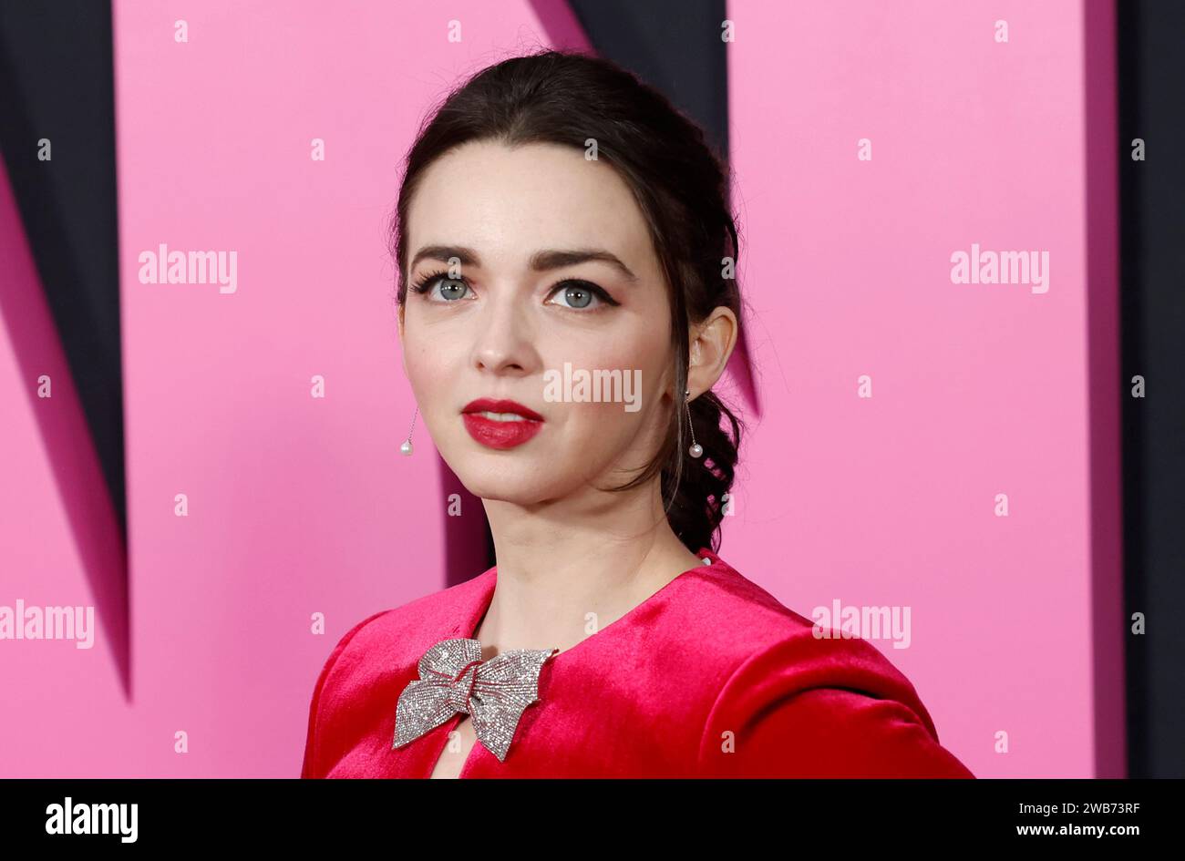 New York, Usa. Januar 2024. Allison Winn erscheint auf dem roten ...