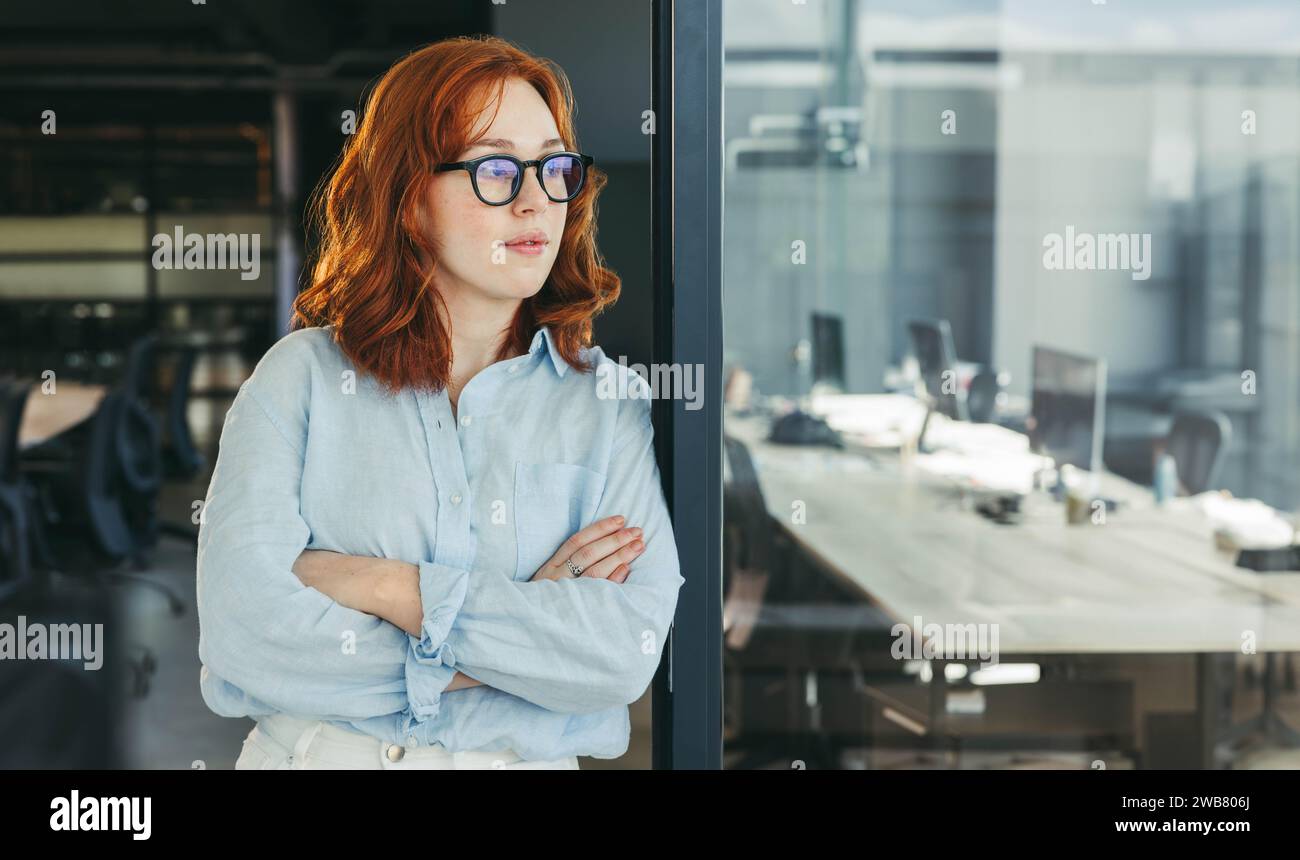 Rothaarige frau mit brille -Fotos und -Bildmaterial in hoher Auflösung ...