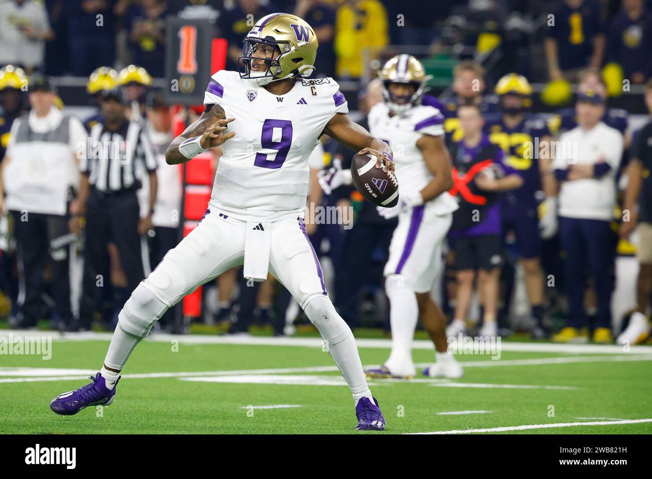 8. Januar 2024: Washington Huskies Quarterback Michael Penix Jr. (9) übergab den Ball während ...