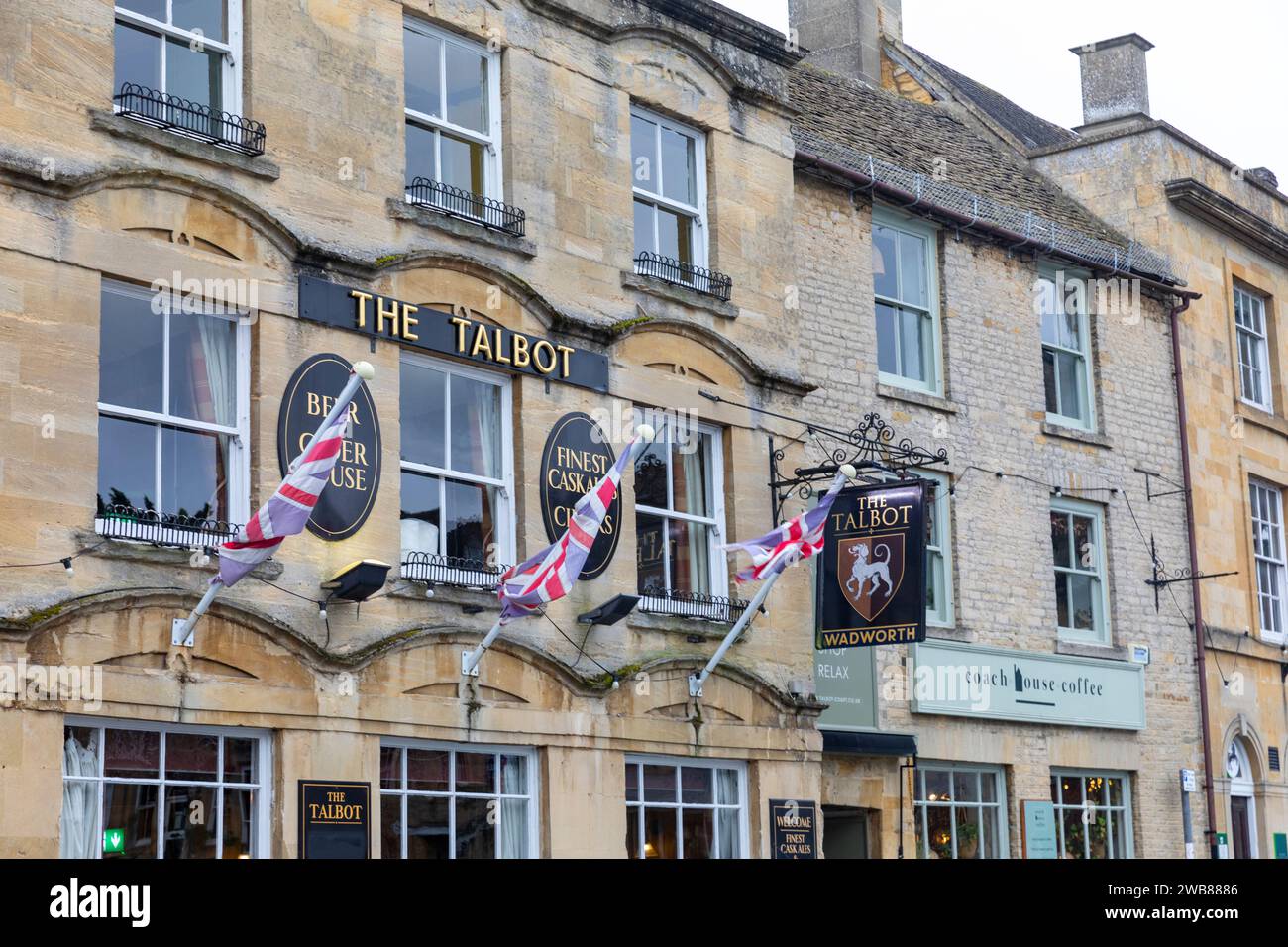 Stow on the Wold, The Talbot Public House and Inn mit Union Jack Flags ...