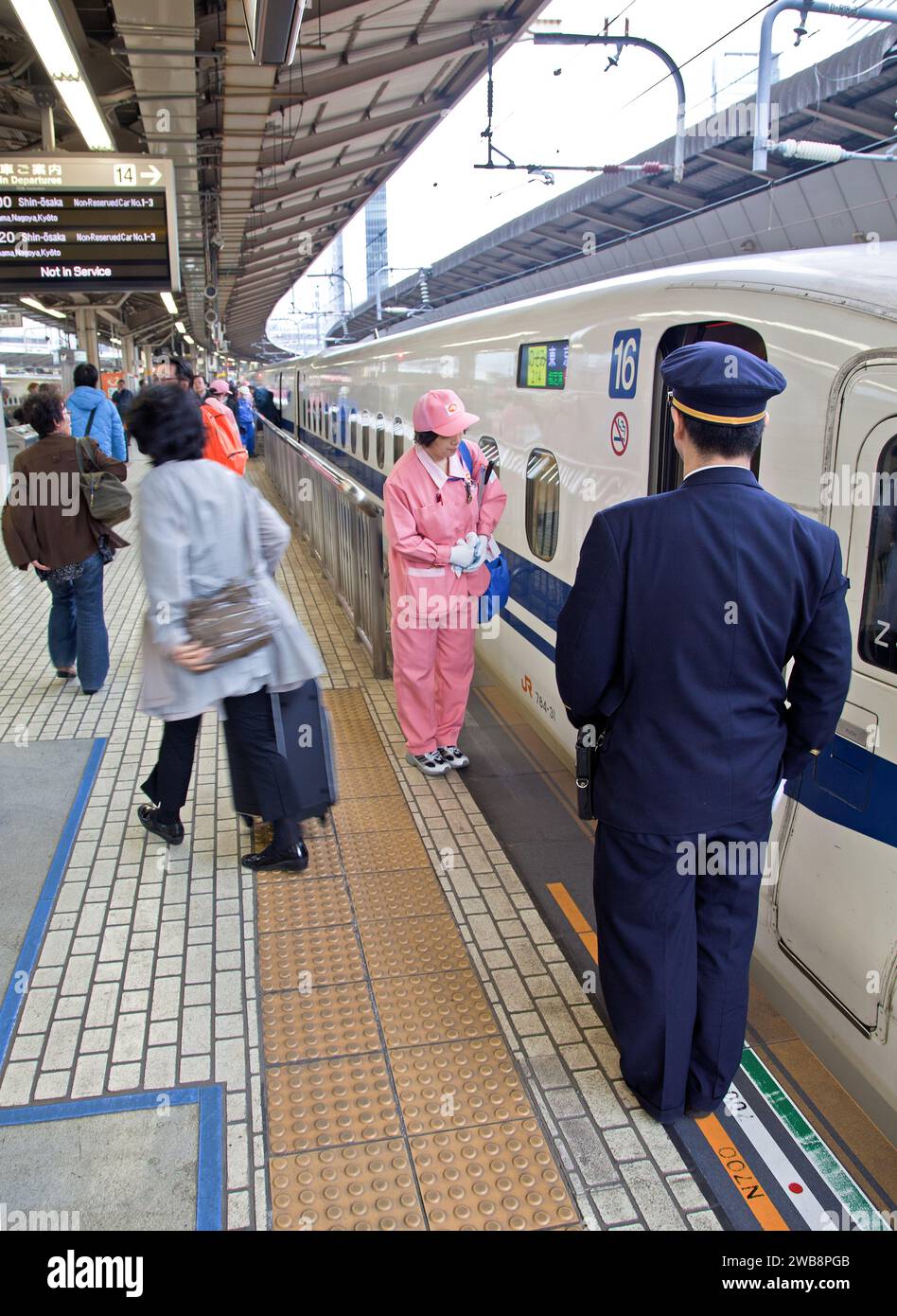 Shinkansen uniform -Fotos und -Bildmaterial in hoher Auflösung – Alamy
