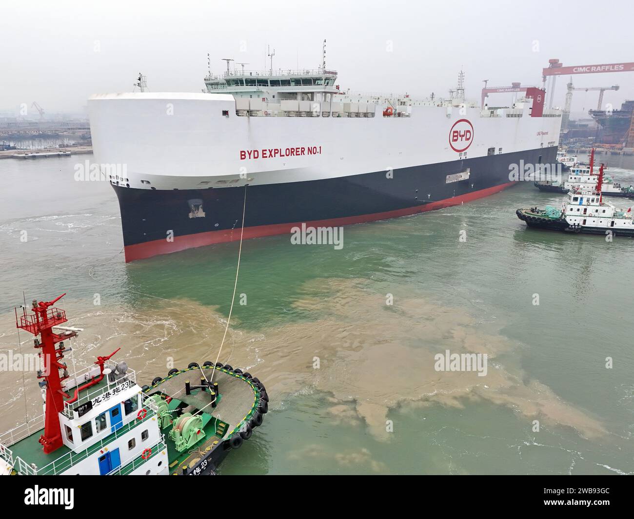 YANTAI, CHINA - 9. JANUAR 2024 - der große Autoträger BYD Explorer 1 ...