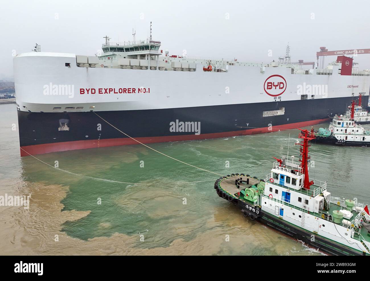 YANTAI, CHINA - 9. JANUAR 2024 - der große Autoträger BYD Explorer 1 ...