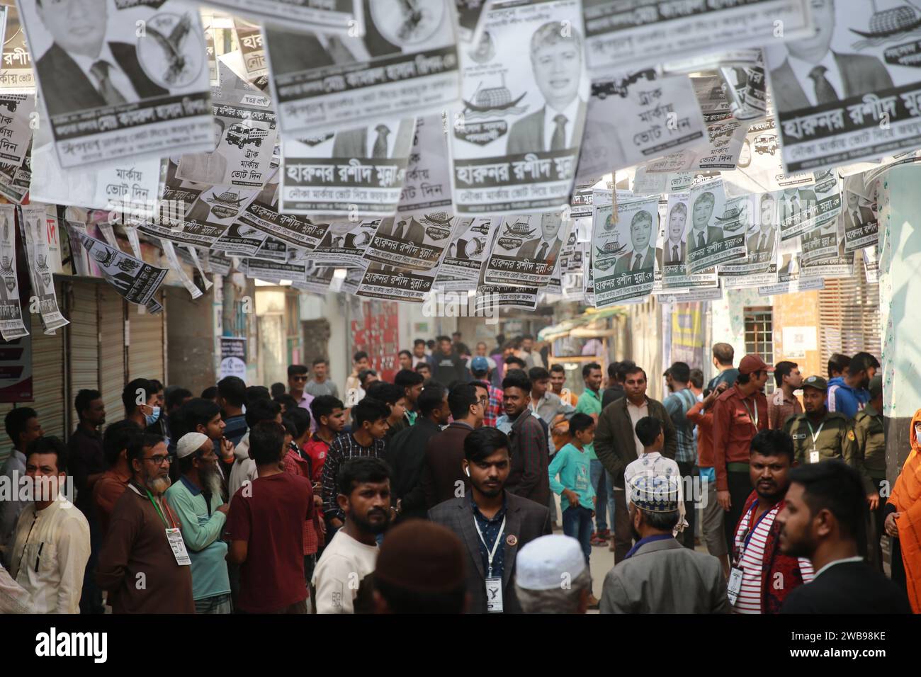 Menschen versammeln sich vor einem Wahlzentrum in der Hauptstadt Donia ...