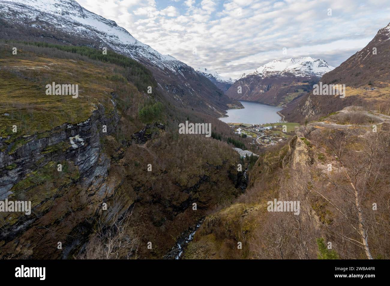 Panoramablick auf die Stadt Geiranger und einen Teil der Berge und ...