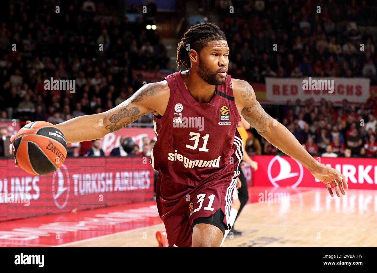Devin Booker (Bayern Basketball, #31) behauptet den Ball. De, FC Bayern ...