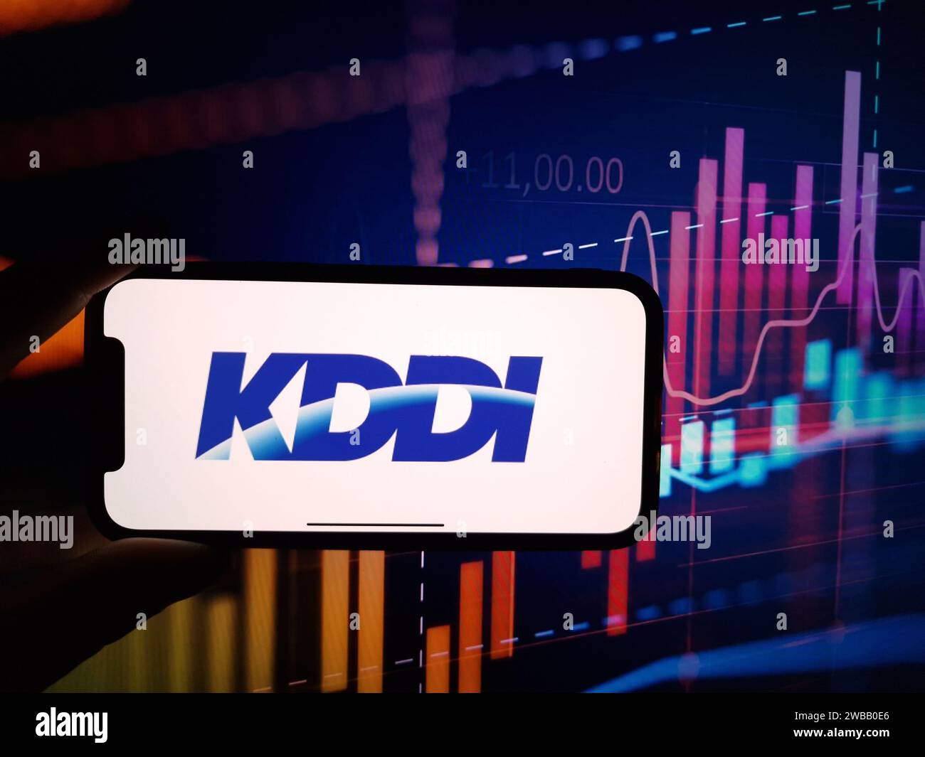 Konskie, Polen - 07. Januar 2024: KDDI-Firmenlogo wird auf dem ... Konskie, Polen - 07. Januar 2024: KDDI-Firmenlogo wird auf dem ...