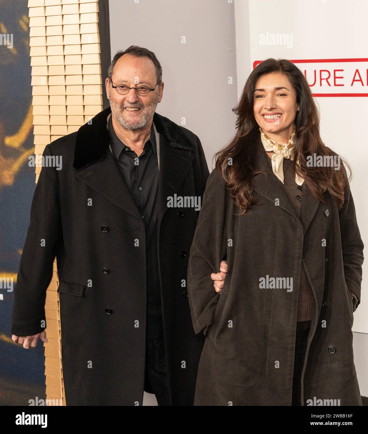 Jean Reno und Zofia Reno nehmen am 8. Januar 2024 an Netflix's „Lift ...