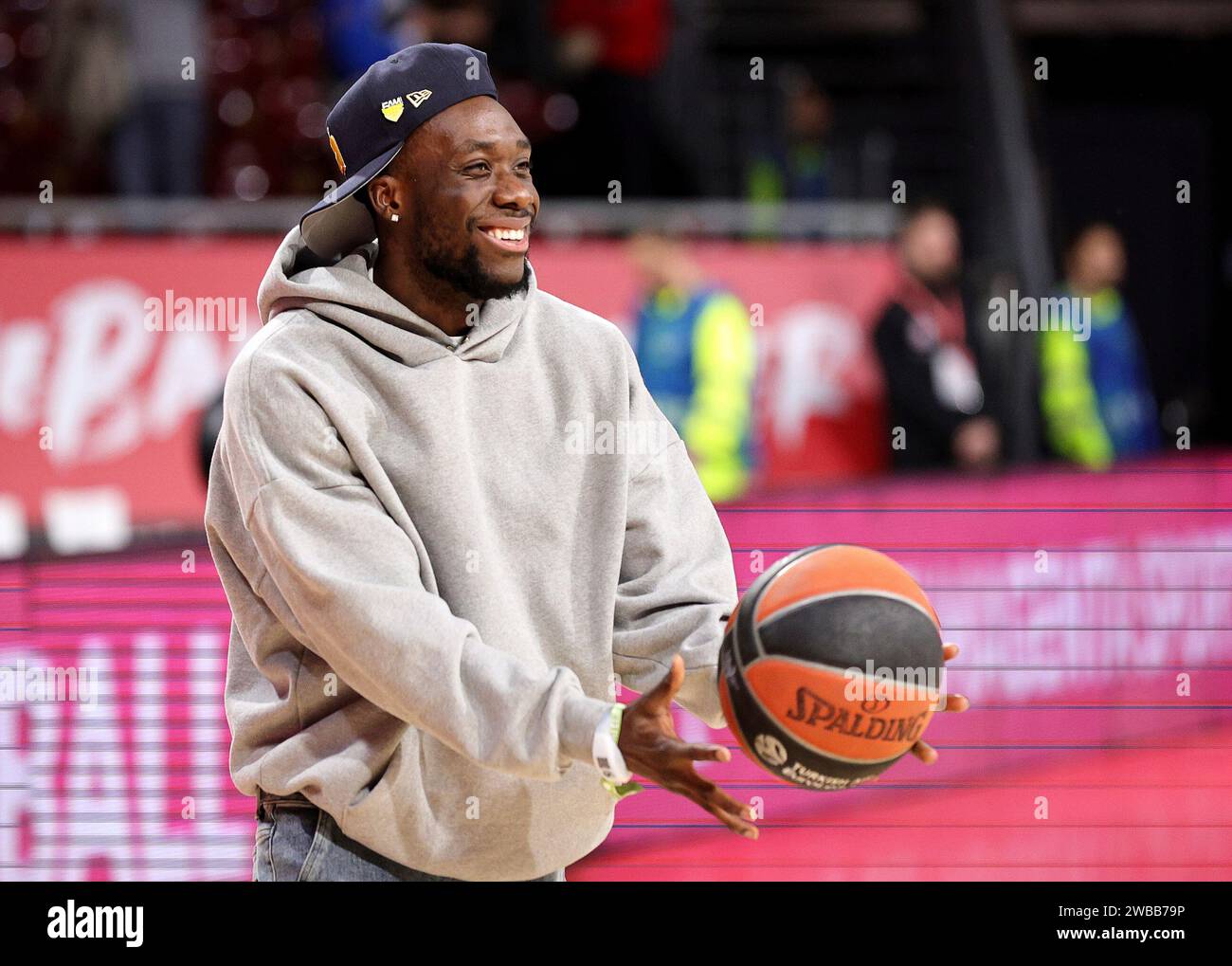 Alphonso Davies mit Ball. De, FC Bayern Basketball vs. Real Madrid ...