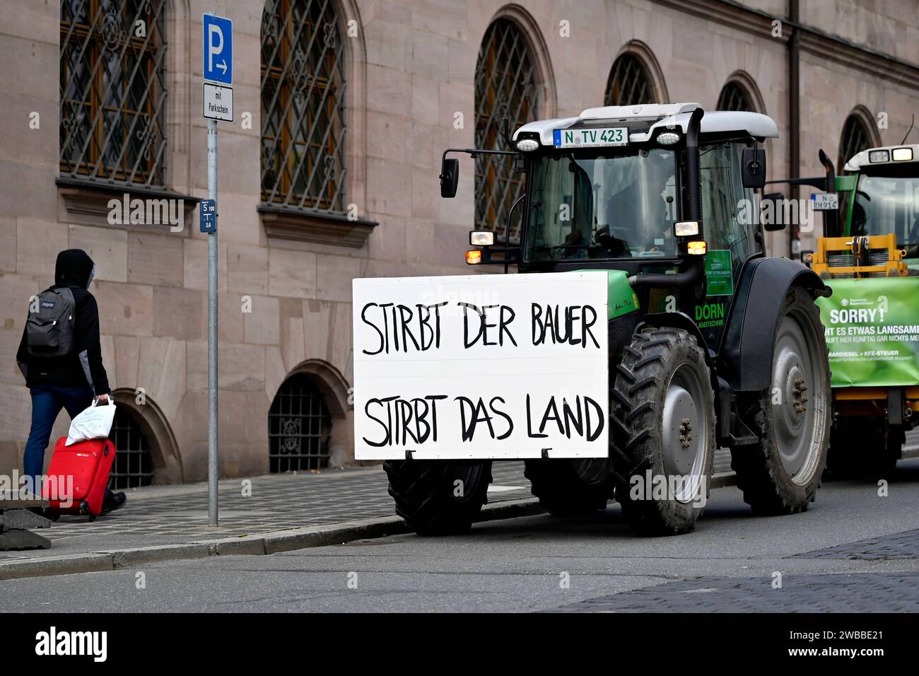 Teilnehmer der Bauernproteste fahren in Nürnberg mit ihren Traktoren im ...